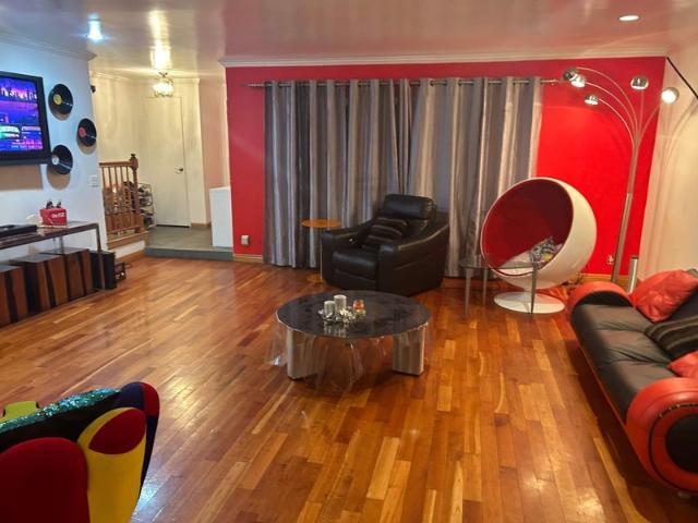 MODERN TOWNHOUSE ROOM BURBANK WITH AMENITIES