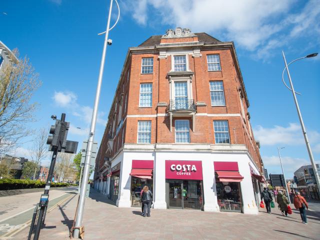 Modern two bed flat in the centre of Hull with easy access to local shops and Paragon Station