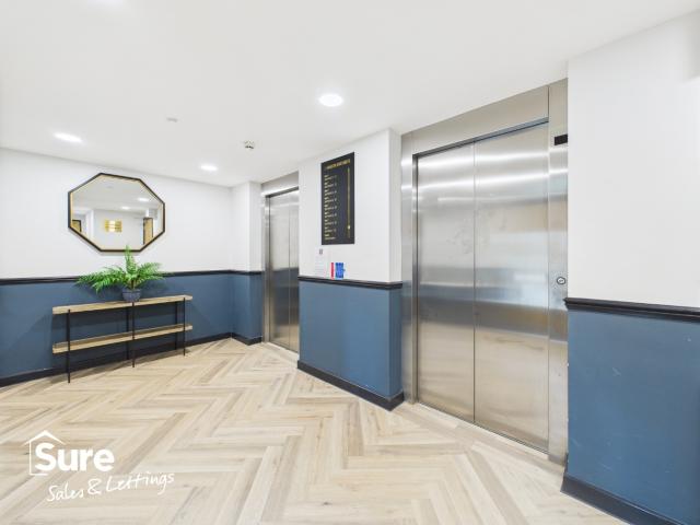 Modern Two Bedroom Apartment in Marlowes Town Centre with Gym Access