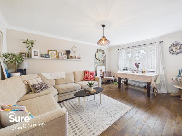 Modern Two Bedroom Apartment with Garage in Hemel Hempstead