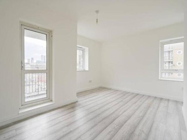 Modern Two Bedroom Flat with Private Balcony in E14