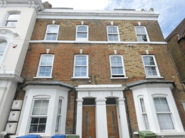 Modern two ded flat, shared garden, SE17