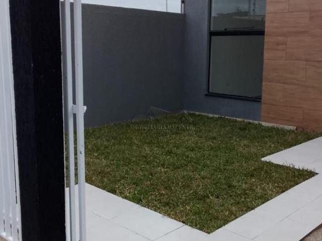 Moderna casa de 59m² com fachada de vidro, 2 dormi