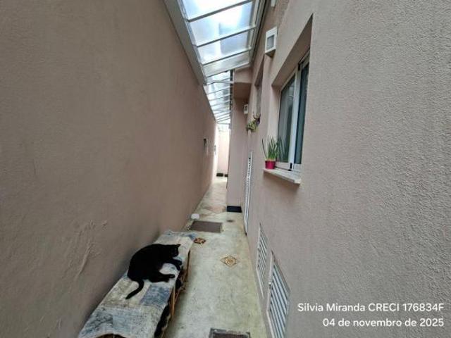 Moderna, reformada e com bom padrão de acabamentos, esta casa oferece muito conforto e praticidade