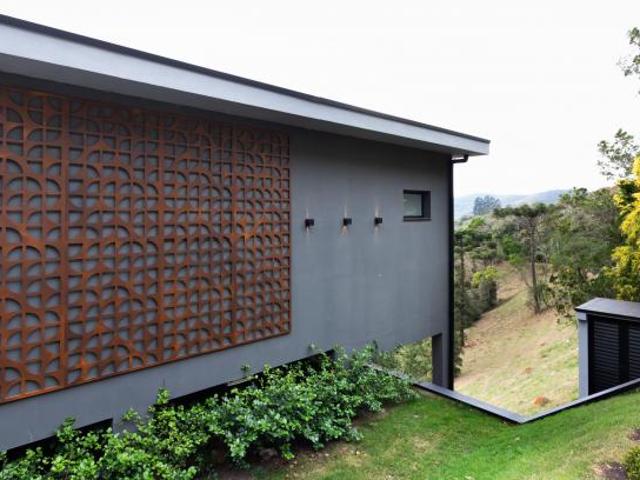 Modernidade, conforto e natureza: casa com 3 suítes e vista espetacular