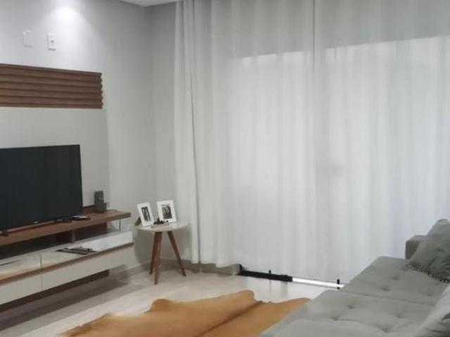Modernidade e Sustentabilidade: Casa com Suíte e Aquecimento Solar em Bairro Tranqu