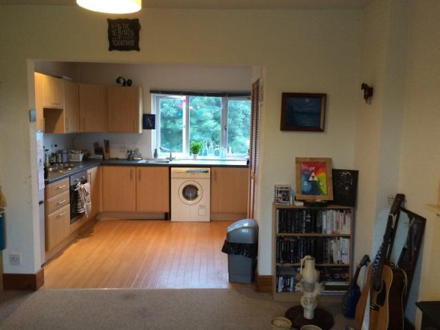 Modernised 2 Bed Flat. University road
