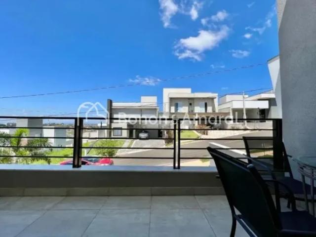 Moderno sobrado invertido em condomínio, com 3 suítes e 239m²