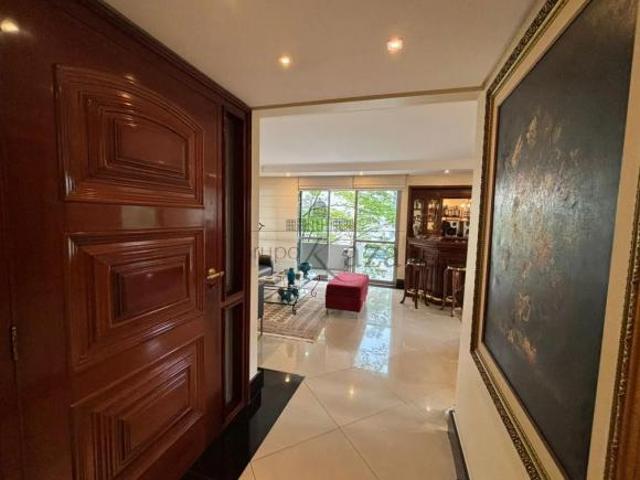 Moema 4 Dormitórios 220 m²