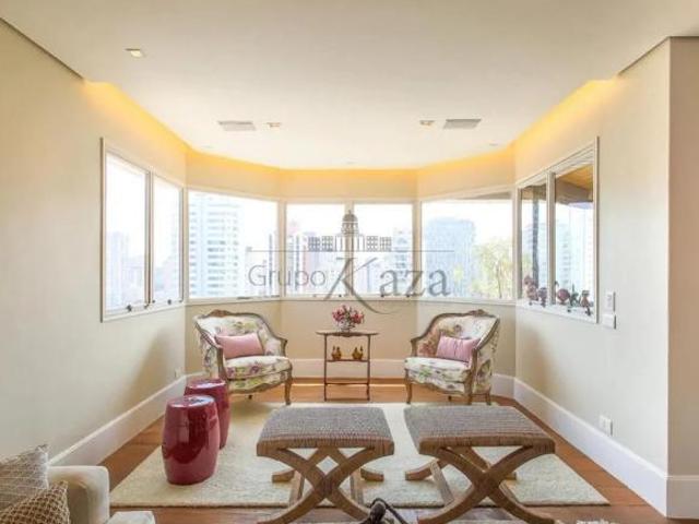 Moema 200m2 4 Dormitórios 3 suítes + Home 4 Grs. R$ 2.850.000,00