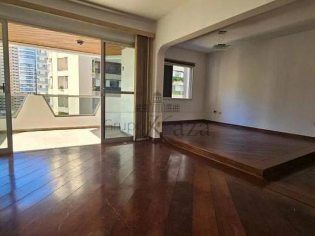 Moema 200m² 4 Dormitório 2 Grs R$ 2.350.000