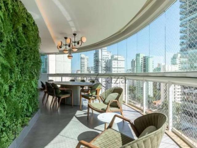 Moema 210m² 3 Suítes 4 Grs. R$ 4.950.000
