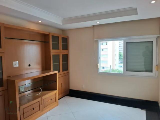 Moema, Avenida Jauatinga 200 m² de elegância clássica com varanda ampla e vista aberta
