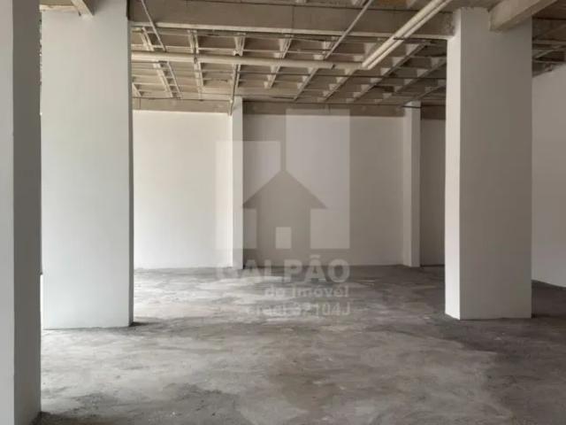 Moema, loja com 15 metros de fachada e vitrine, pé direito duplo com 2 banheiros, sem vaga em baixo