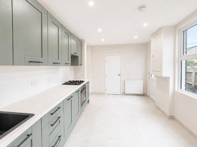 Moffat Road, Thornton Heath CR7 4 bed terraced house to rent £3,000 pcm £692 pw