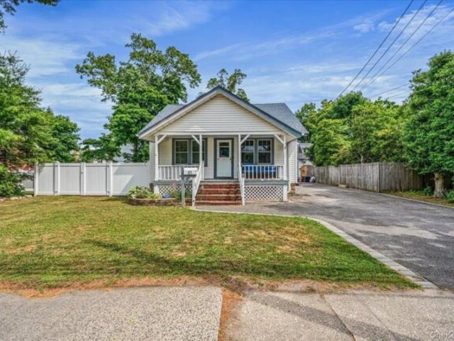 Moffitt Blvd, East Islip, Home For Sale