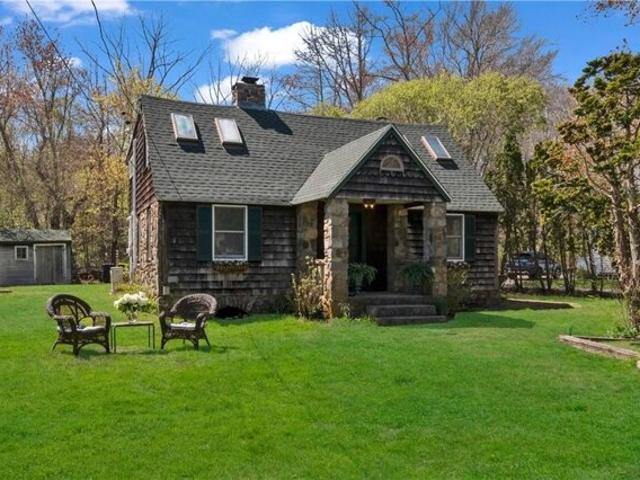 Mohawk Trl, Narragansett, Home For Sale