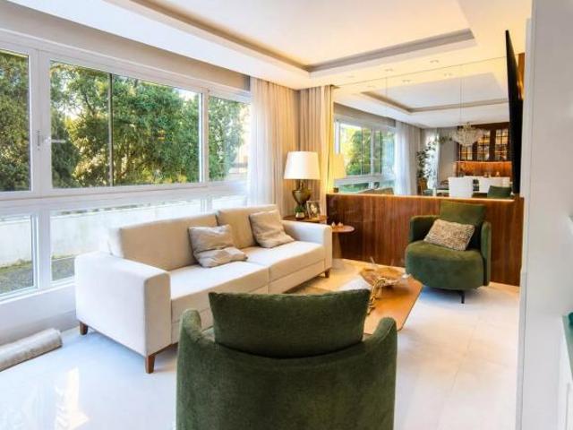 MOINHOS IMOBILIÁRIA vende apartamento sofisticado no Petrópolis AP861