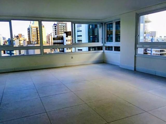 MOINHOS IMOBILIÁRIA vende em TORRES, próx. mar e 4 praças AP880