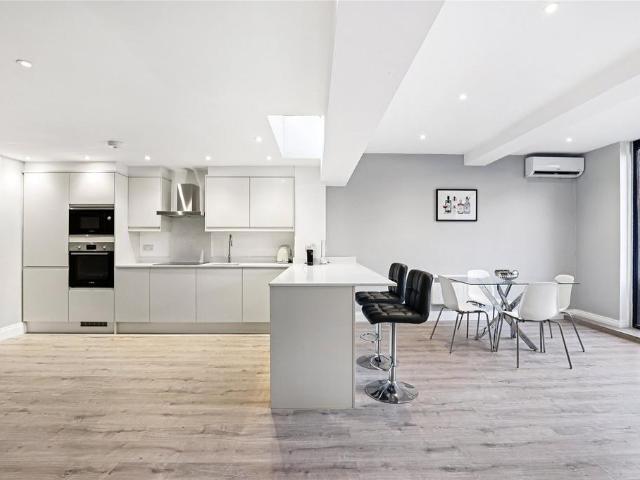 Molasses Row, London, SW11 1 bed apartment to rent £2,250 pcm £519 pw