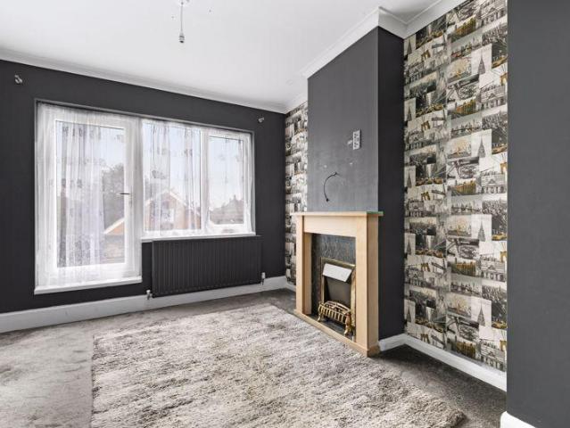 Molesey Road, Walton on Thames 4 bed flat to rent £2,400 pcm £554 pw