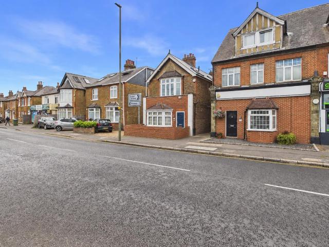 Molesey Road, Walton On Thames, Surrey KT12, 1 bed flat to rent, £1,300 pcm | PrimeLocation