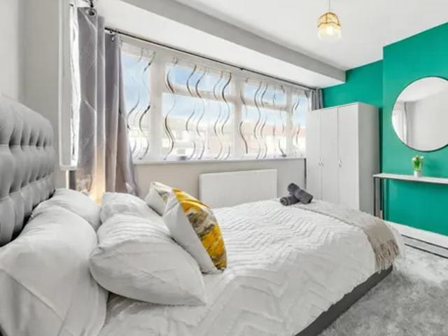 Mollison Way, London, HA8 5NN, United Kingdom | 4 bed apartment for rent #166845994 | Rentberry
