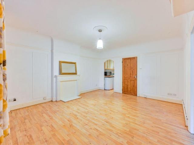 Mortimer Crescent, St John's Wood. 1 bed flat to rent £1,800 pcm £415 pw