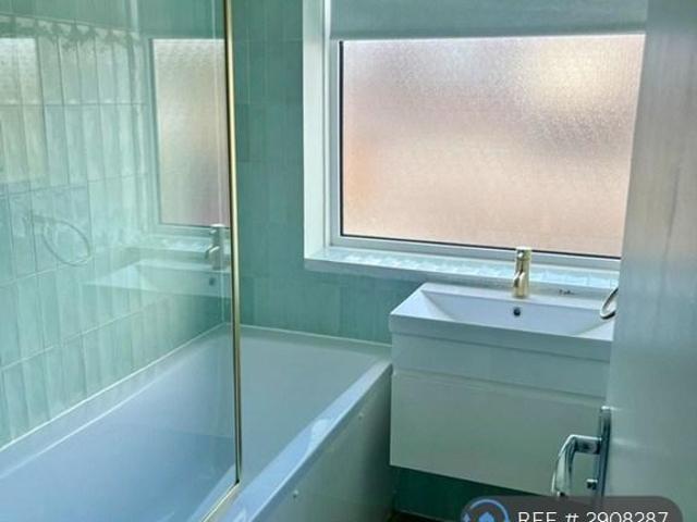 Morton Road, East Grinstead, RH19 3 bed terraced house to rent £1,900 pcm £438 pw