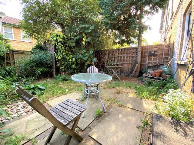 Morton Road, Islington, Canonbury. 3 bed terraced house to rent £3,750 pcm £865 pw
