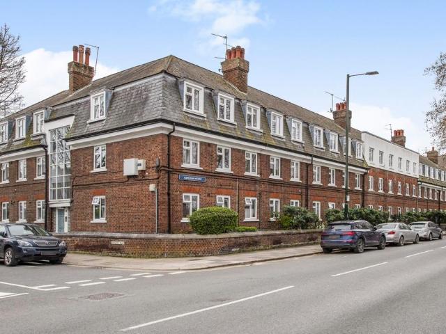 Mortlake High Street, London 3 bed flat to rent £2,200 pcm £508 pw