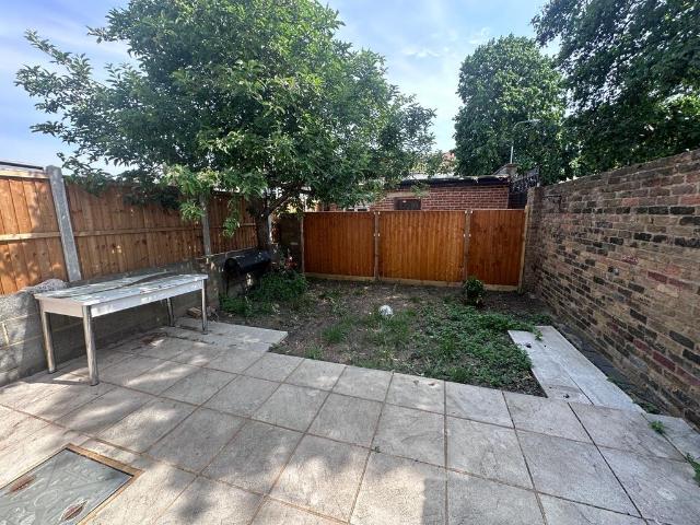Mortlake Road, Ilford 2 bed flat to rent £1,775 pcm £410 pw