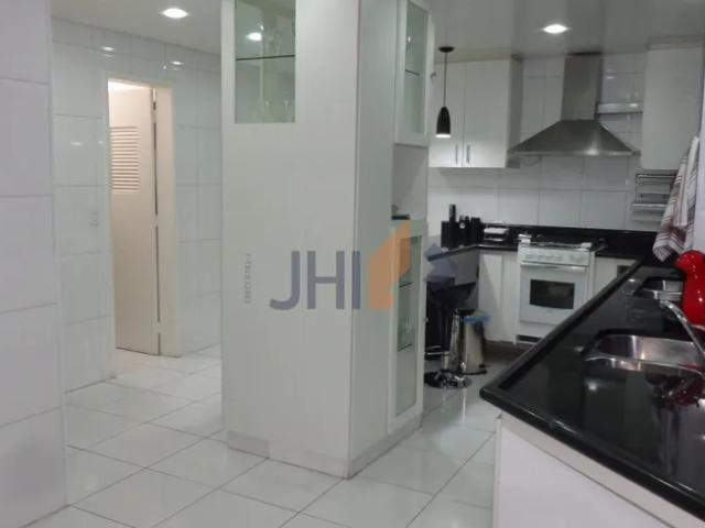 Morumbi, Apartamento, 198 m², 03 suítes, sala com lareira, 03 vagas com depósito