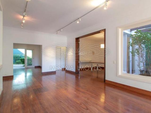 Morumbi |Casa com ambientes amplos e iluminados, pronta para morar !