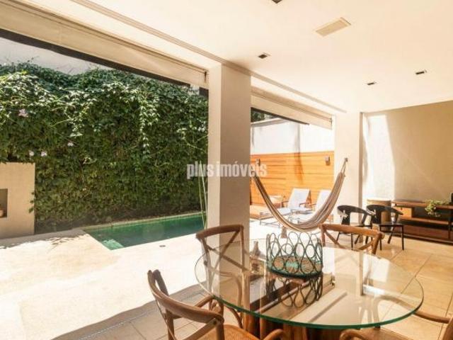 Morumbi Casa com 3 Dormitórios, sendo 2 Suítes, 3 Vagas, Churrasqueira e Piscina