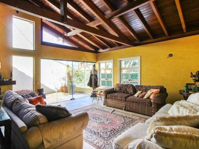 Morumbi casa com 407m² área construída, 4 quartos/ 3 suítes, 4 garagens.Confira!