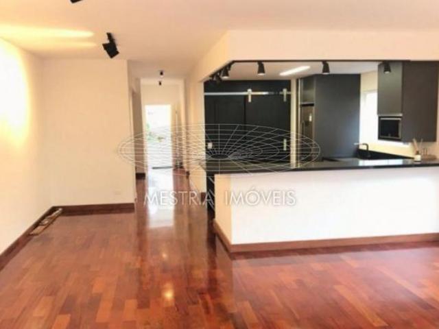 Morumbi | Casa em condomínio fechado com três dormitórios e 2 vagas de garagem !