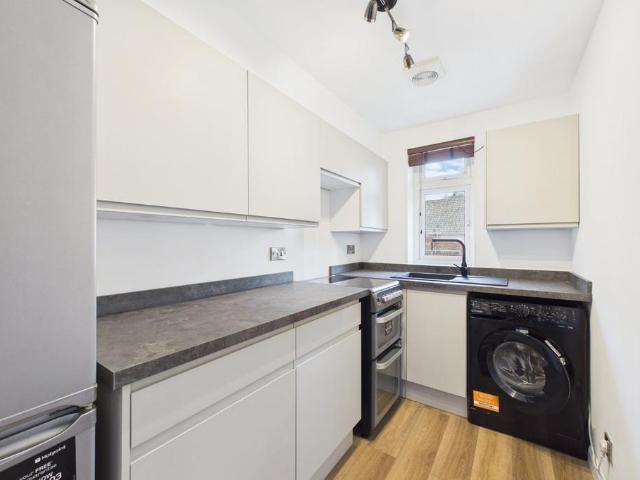 Morval Close, Farnborough, Hampshire. 1 bed maisonette to rent £1,150 pcm £265 pw