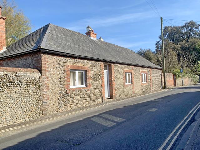 Mordington Cottage, 6 Mead Lane, Bognor Regis, West Sussex PO22, 4 bed detached bungalow to rent, £2,000 pcm | PrimeLocation