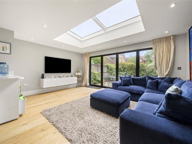 More Lane, Esher, Surrey, KT10 4 bed detached house to rent £4,500 pcm £1,038 pw