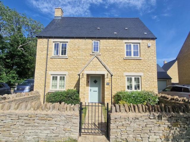 Morecombe Way, Fairford, GL7 3 bed detached house to rent £1,995 pcm £460 pw