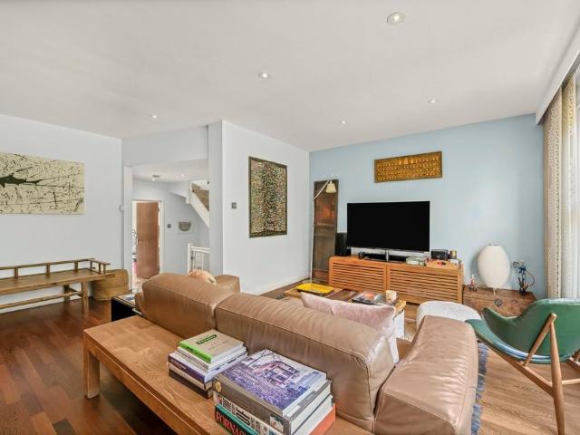Morecoombe Close, Kingston Upon. 5 bed house to rent £4,250 pcm £981 pw