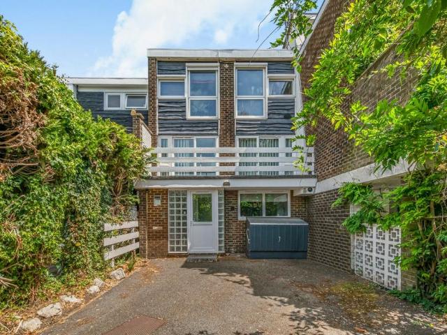 Morecoombe Close, Surrey KT2 5 bed house to rent £4,250 pcm £981 pw
