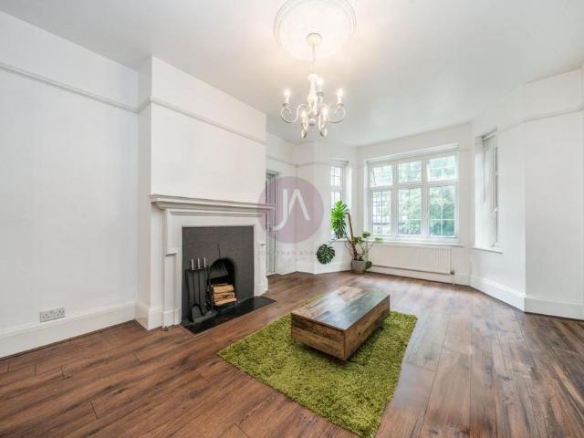 Moreland Court, Finchley Road. 2 bed apartment to rent £2,600 pcm £600 pw