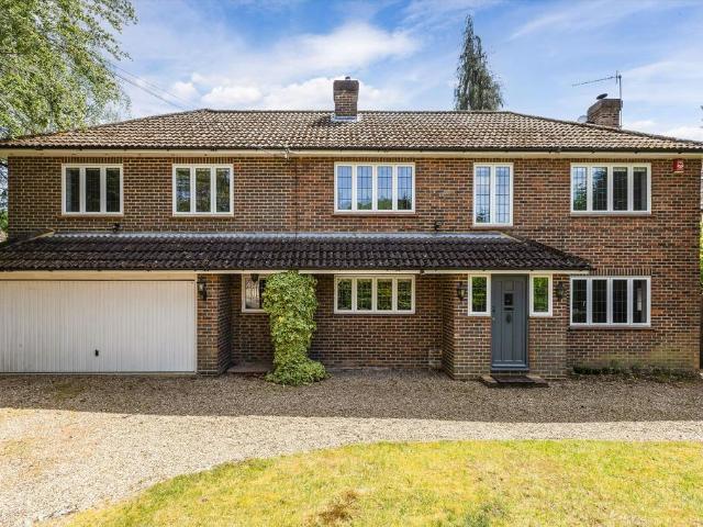 Morella Close, Virginia Water, Surrey. 5 bed detached house to rent £4,950 pcm £1,142 pw