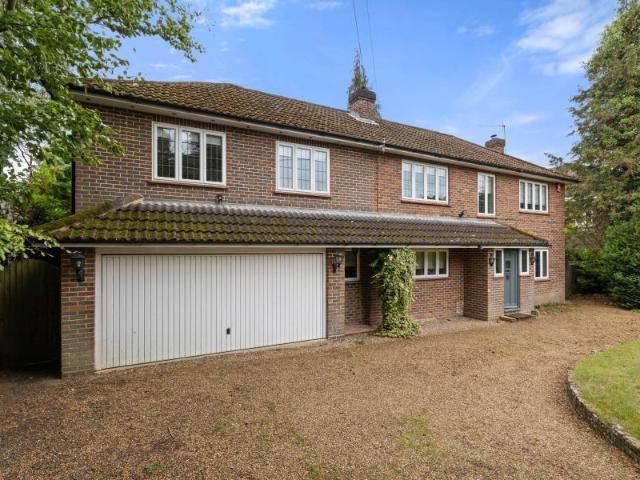 Morella Close, Wentworth Estate. 5 bed detached house to rent £5,250 pcm £1,212 pw