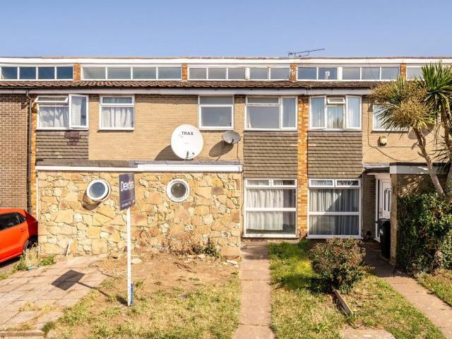 Moreton Avenue, Isleworth TW7 3 bed detached house to rent £2,250 pcm £519 pw