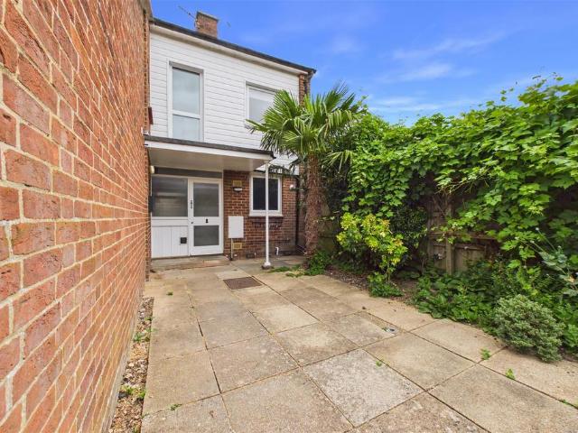 Moreton Road, Bosham 3 bed semi detached house to rent £2,250 pcm £519 pw