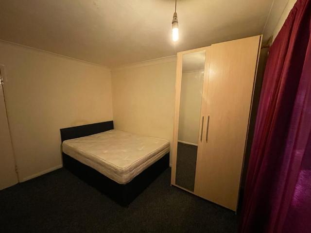 Moreton Road North, Luton LU2, 2 bed flat to rent, £1,250 pcm | PrimeLocation