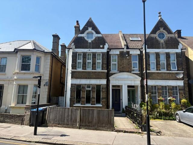 Moreton Road, South Croydon CR2, 2 bed flat to rent, £1,550 pcm | PrimeLocation
